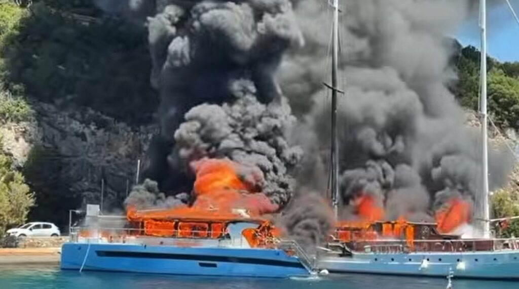 Φωτιά στο λιμάνι Παξών: Τουριστικά σκάφη τυλίχθηκαν στις φλόγες [βίντεο]
